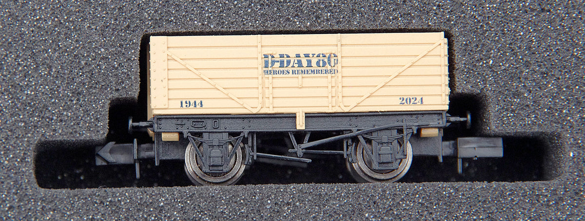 Dapol 2F-071-090 D Day 80th Anniversary 7 Plank Wagon – WD Models